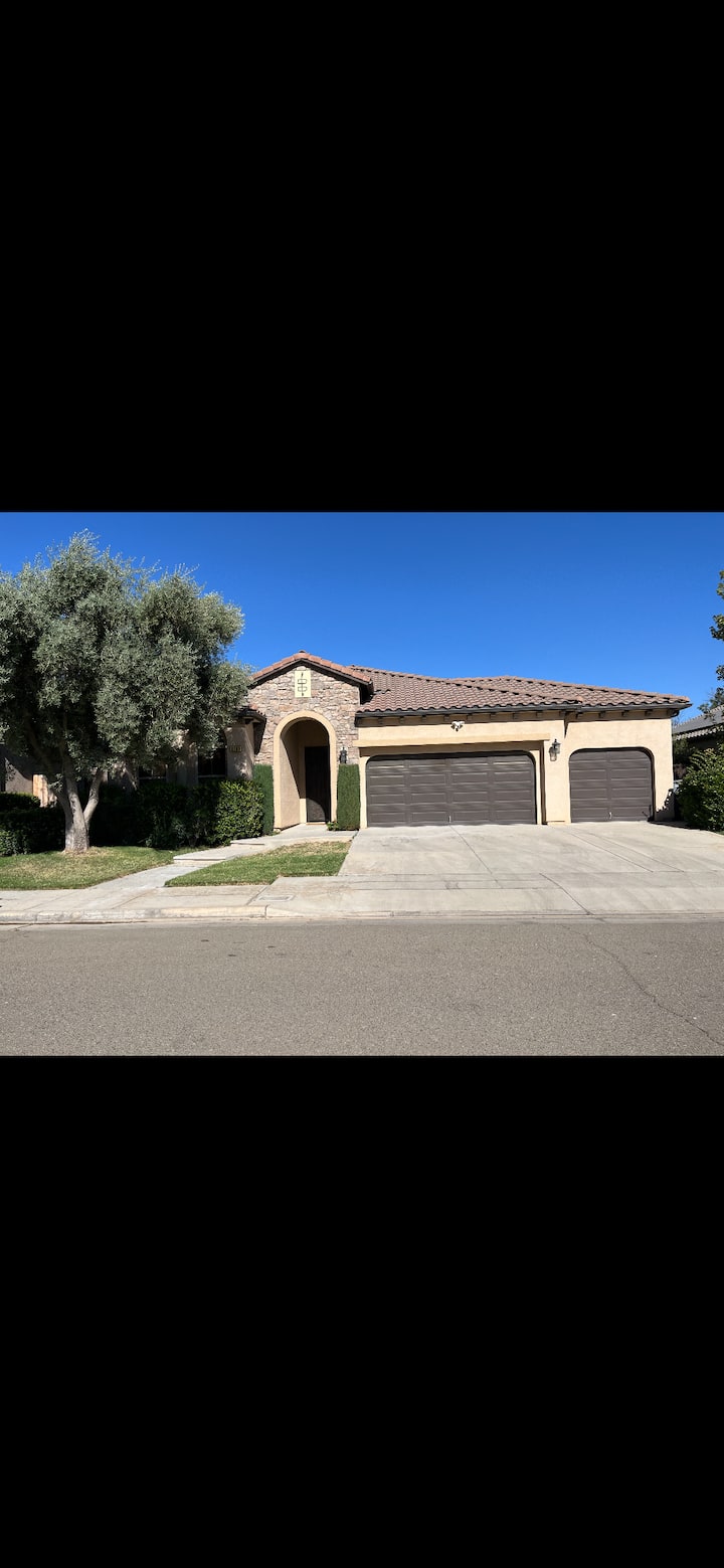 Newer 4 Bdrm Home By Highway 99 And Shopping Ctr - Fresno, CA