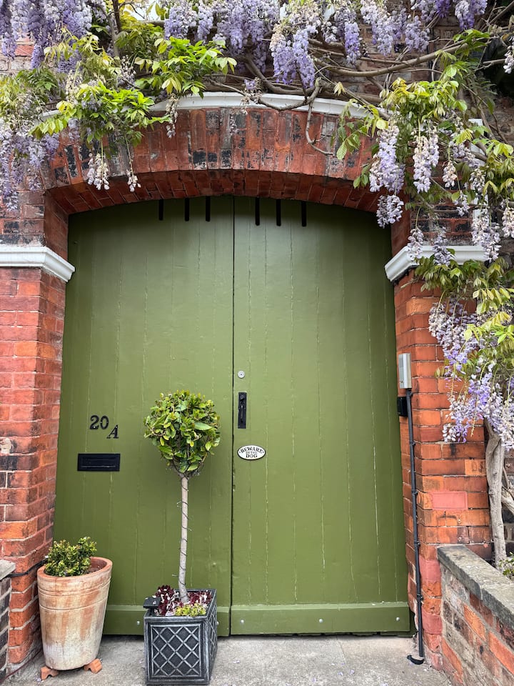 Charming Courtyard Cottage - York, UK