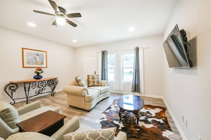 Open Concept, Work Ready, Fully Equipped - Baytown, TX