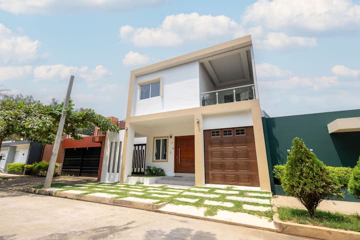 Perfect For Your Family Guanaco House - Santa Ana