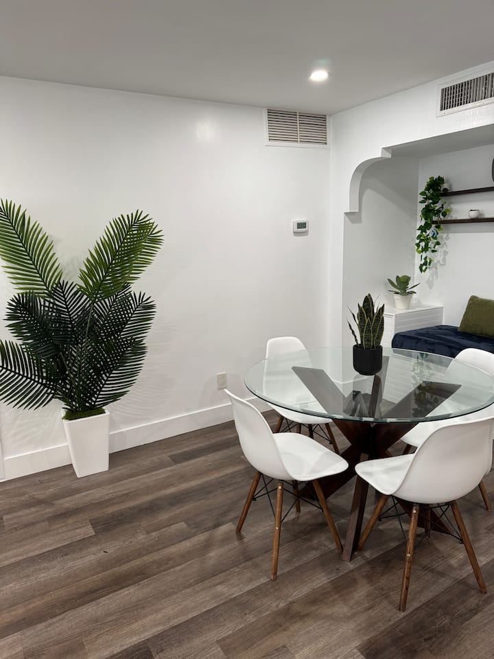 Self Check-in Near Hard Rock Stadium • Sleeps 6 - Miami Gardens, FL