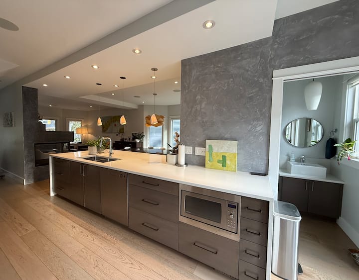 Character Home Ideal For Families! - Vancouver