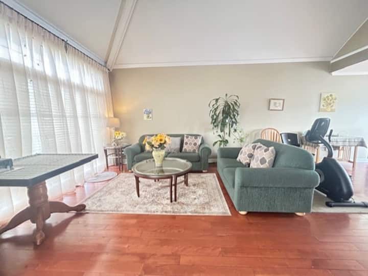 三间1.5米大床房，可增加床，坐skytrain去看世界杯 - Coquitlam