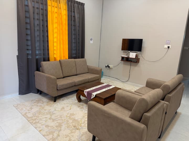 Cheerful 3 Bedroom Semi D : 3 Aircond & Near Beach - Paka