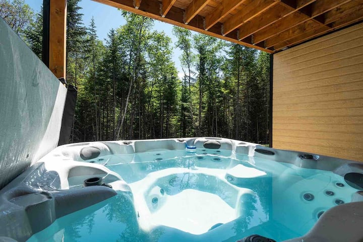 Aspen 88: Hot Tub, 8km Trails & Forest Views - Charlevoix