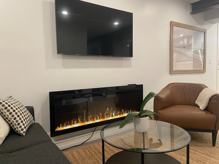 "Small Town Pearl" 
Entire Luxury Suite
1 Br / 2qb - Innisfail, AB, Canada