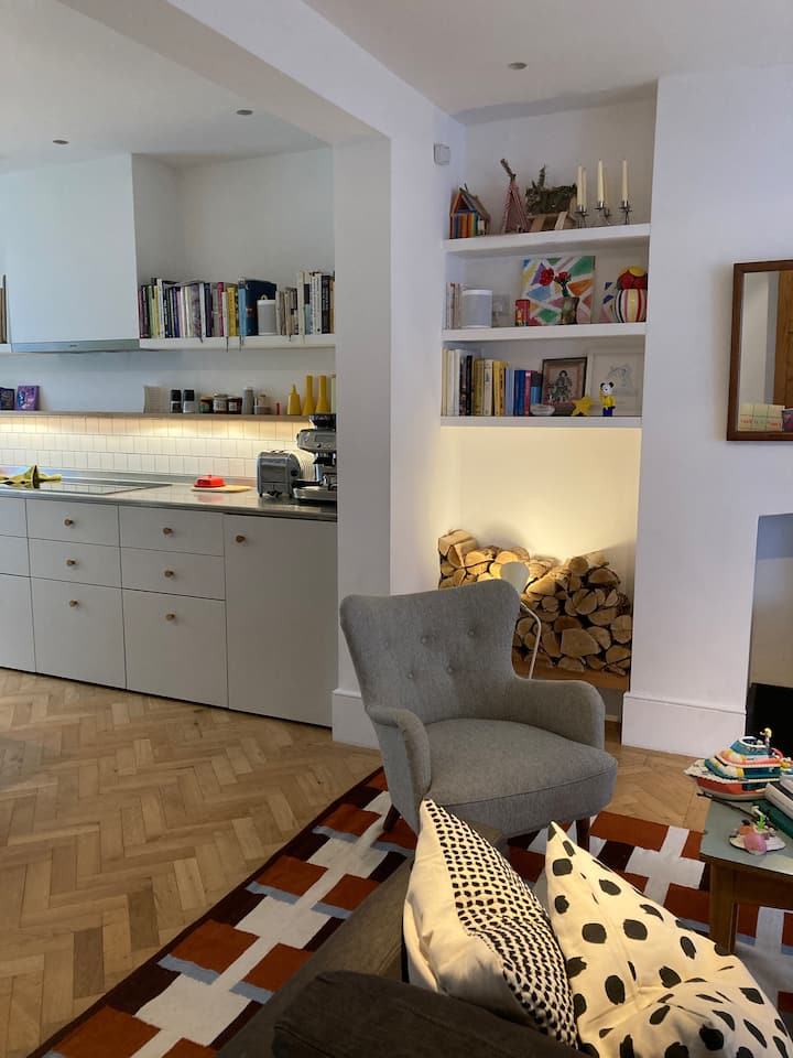 4 Bed: Hackney Home From Home - London