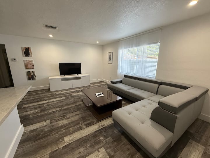 Lovely 1 Bedroom With Free Parking On Premises - Hollywood, FL