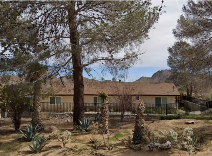 Joshua Tree Home Near Park Views & Fenced Yard - Joshua Tree, CA