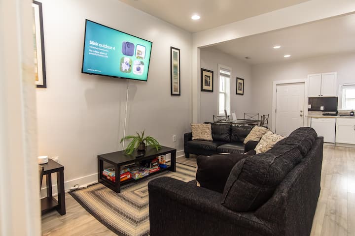 Spacious House For Larger Groups Close To Downtown - Indianapolis, IN