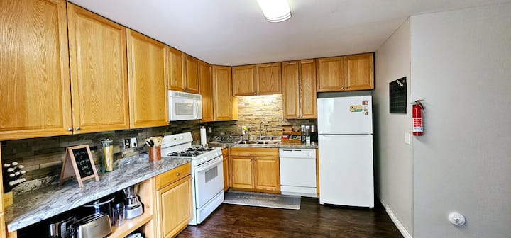 Two-bedroom Condo - 3 Miles From U-med District - Alaska