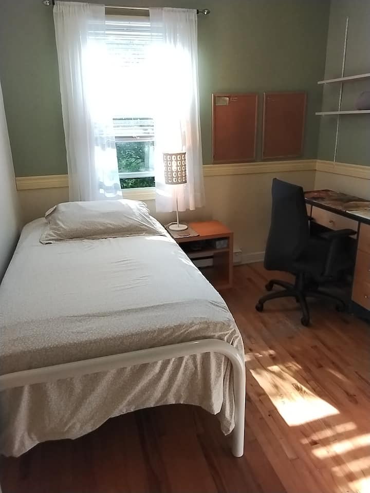 Louer Une Chambre Dans Un Paisible 5 1/2 - LaSalle