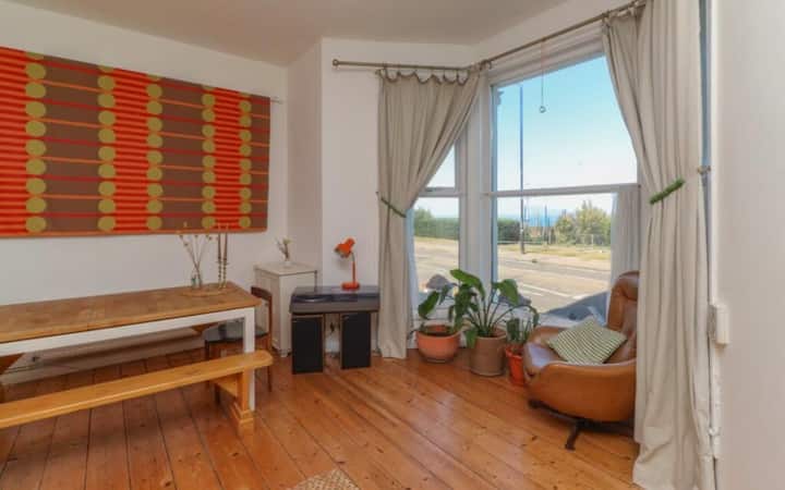 Colourful Seafront Apartment - Broadstairs