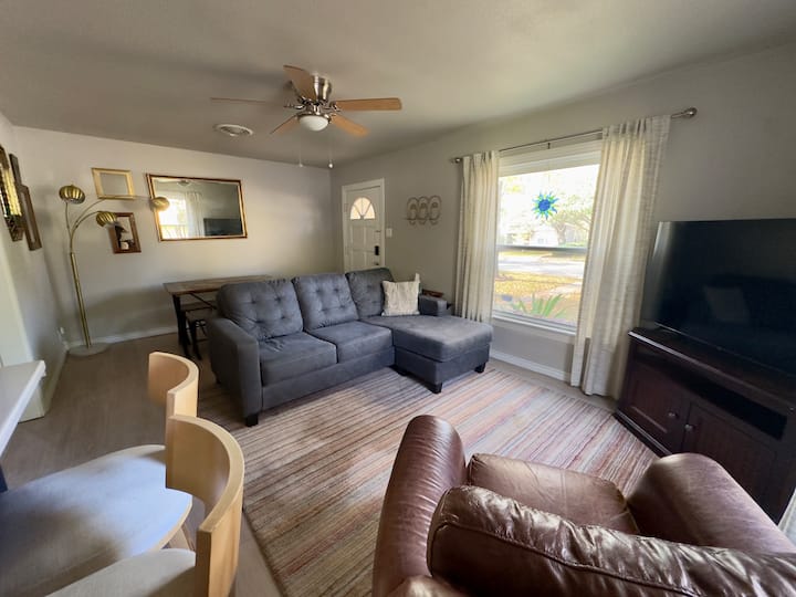 Cozy 2-bedroom Home Near Twu • Pet-friendly Yard - Denton, TX