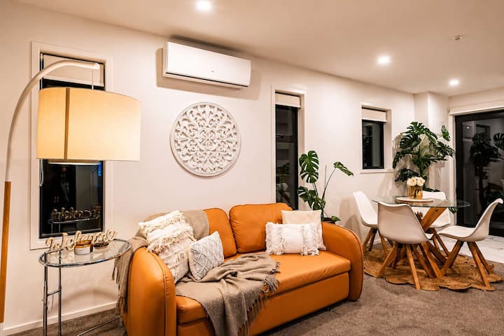 Cbd Townhouse | 1br + Workspace + Laundry - 리틀턴