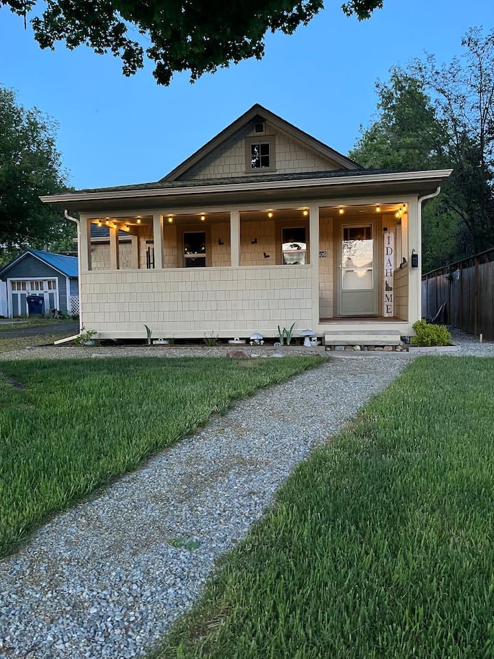Midtown Creepy Cottage - Coeur d'Alene, ID