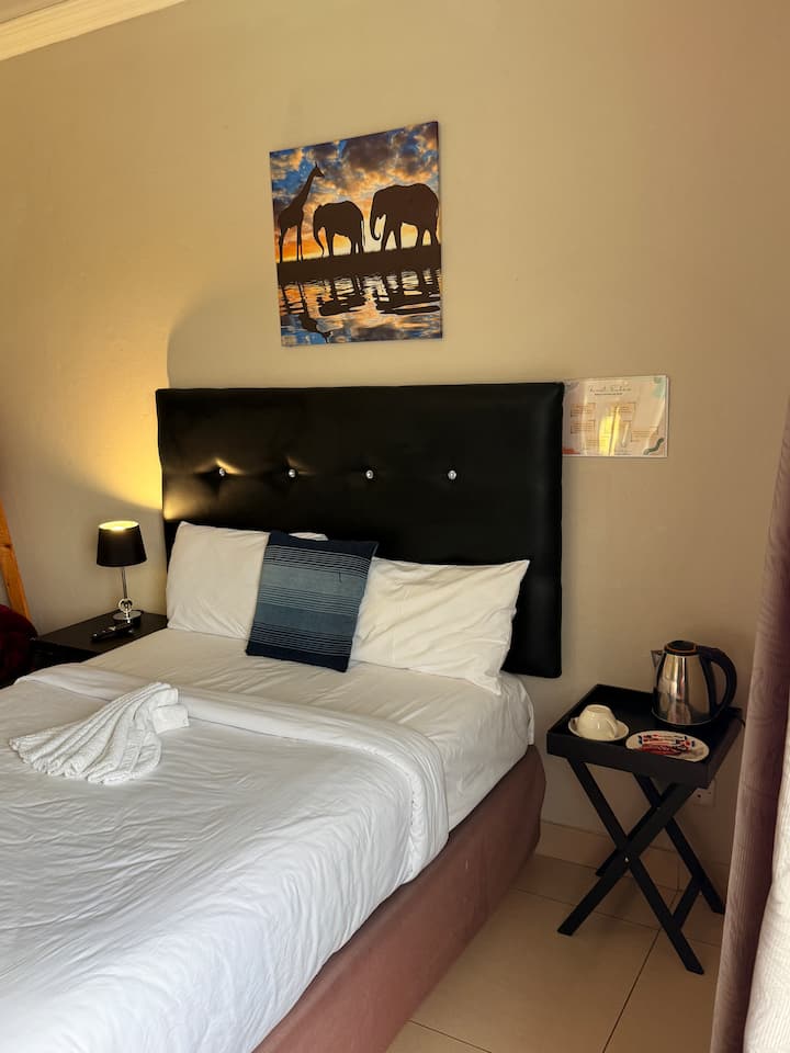 House Of Sharma | Acacia Room (Shared Bathroom) - Zimbabwe