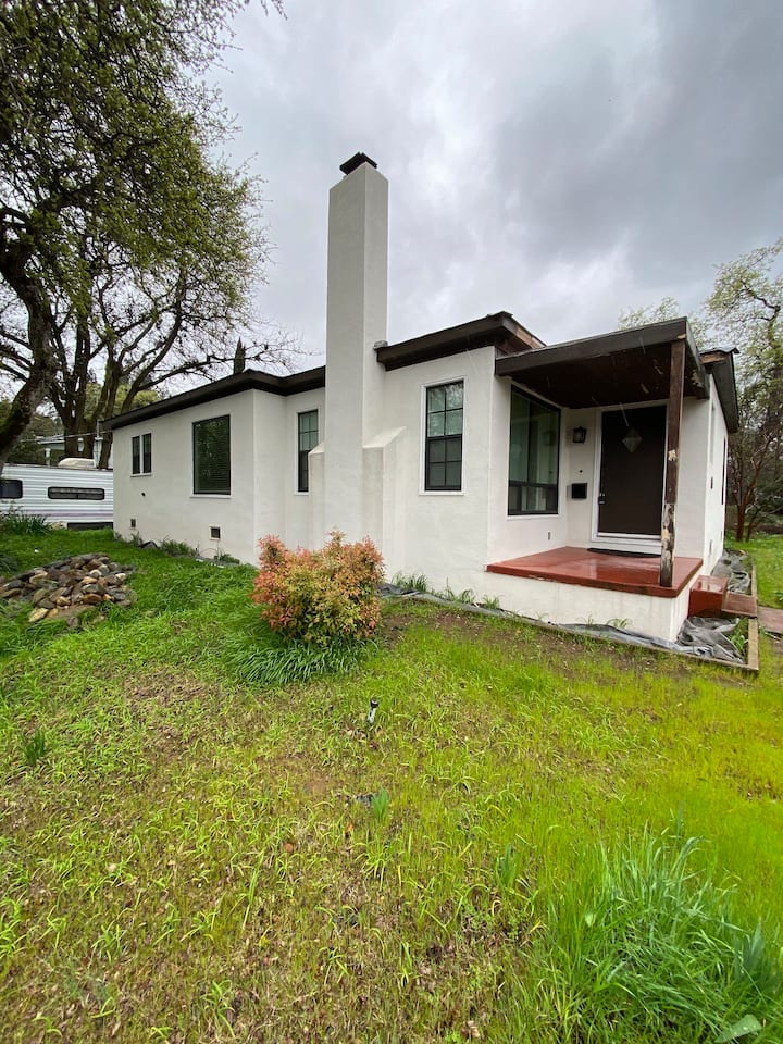 Downtown Spanish Bungalow - Shasta, CA