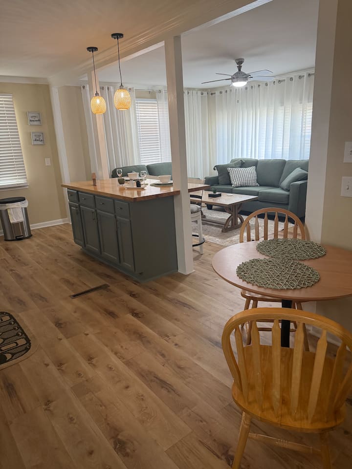 Cheerful 3 Bedroom House - Jacksonville, NC