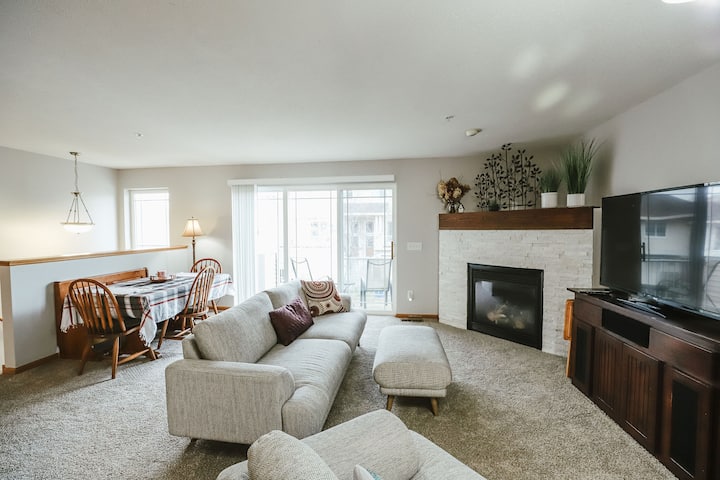 Lovely 2 Bedroom Condo In Quiet Neighborhood - Maple Grove