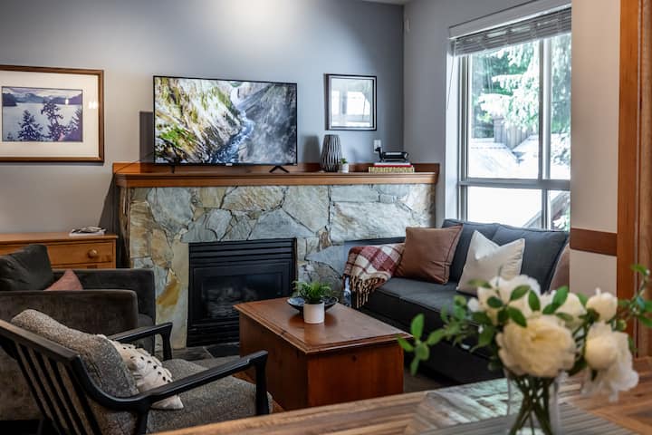 Whistler Village 2br: Sleeps 6, Walkable- Hot Tub! - 휘슬러