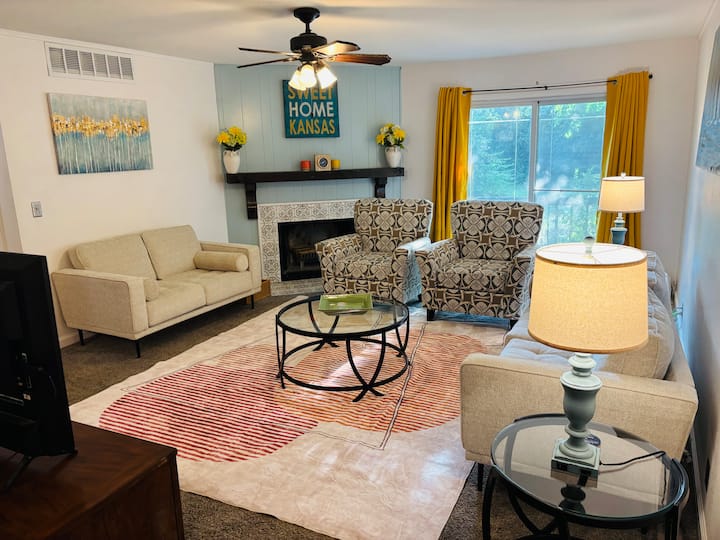 Family Friendly | 5 Mins To Wsu | Spacious - Wichita