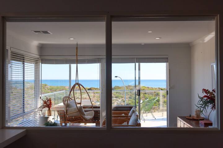 Beachfront Spacious House, Panoramic Ocean Views - Mindarie