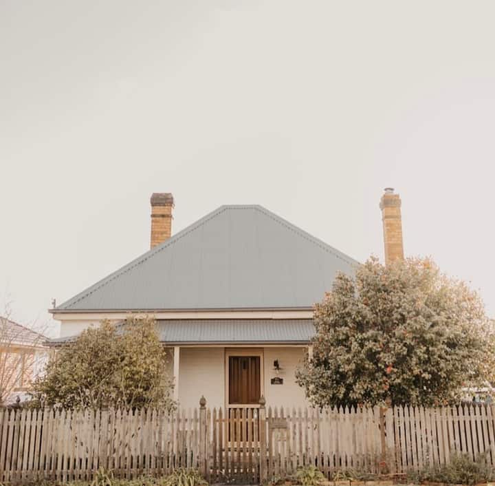 Charming Heritage Cottage - Armidale