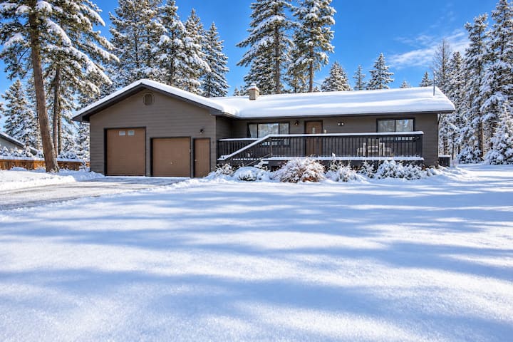 Mountain Escape | Hot Tub & Sauna | Sleeps 12 - Columbia Falls, MT