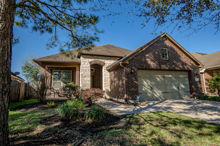 Beautiful 3 Bedroom Home 10 Mins From Iah - Lake Houston, TX