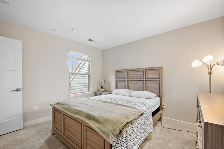Modern Home With Private Bath – Stylish & Comfy - Frederick, MD