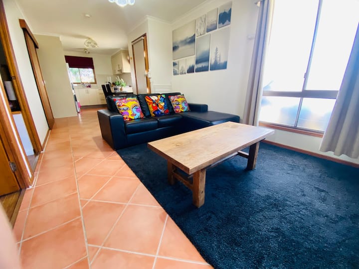 Unit Surrounded By Shopping Centres & Beach’s - Mordialloc