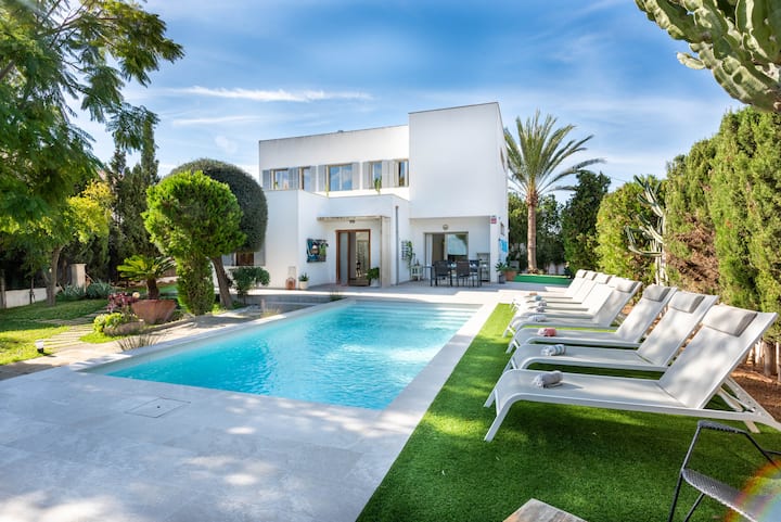 Amplio Chalet Con Jardín Cerca De Bajadas Al Mar - S'Arenal