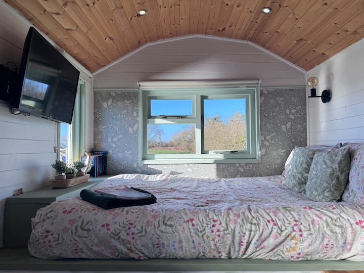 Cosy Shepherd’s Hut With Decked Area
(Adults Only) - Rugby