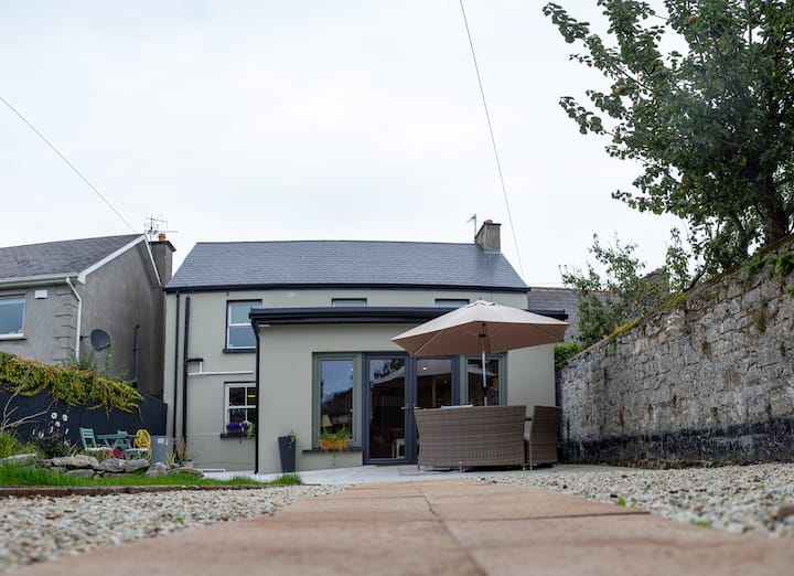 Cute Cashel Town House In The Heart Of Cashel. - Cashel