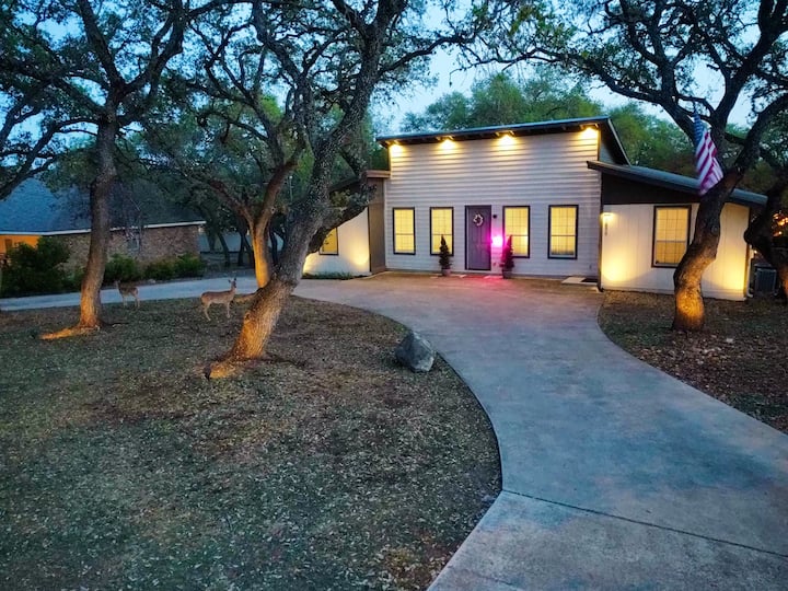Wooded Retreat • Sleeps 14 • Pet-friendly - Stone Oak - San Antonio