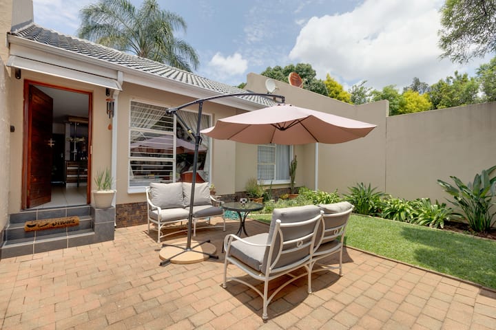 Pet Friendly Cosy 2-bedroom Apartment In Fourways - Sandton