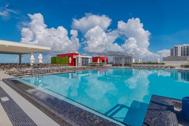 Beach Condo W/ Rooftop Pool - Hollywood, FL