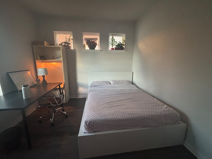 Cozy Office Converted To Bedroom In A Shared Home! - Leander, TX