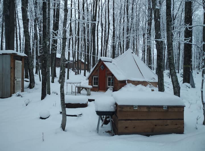 Off Grid Glamping At A Rockhound Hideaway - Peninsula, MI