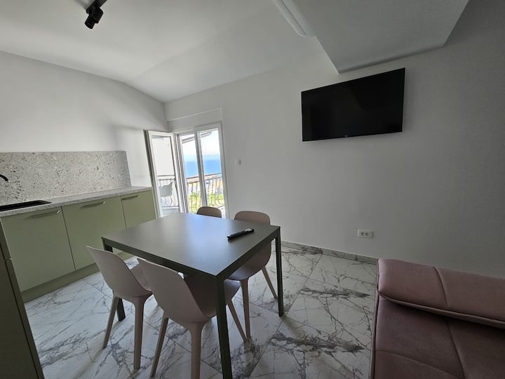 Newly Renovated Apartment "Vinko" - Podstrana