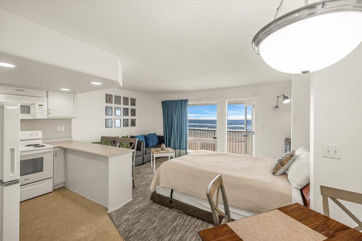 Oceanfront King Suite With Full Kitchen, Beach Acc - Neskowin Beach, OR