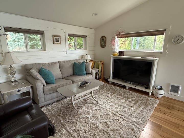 Quiet Beach Waterview Loft & Kayaks - Gig Harbor, WA