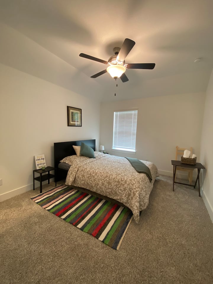 Cozy Room In Georgetown! Work Desk/door Lock/ - Georgetown, TX