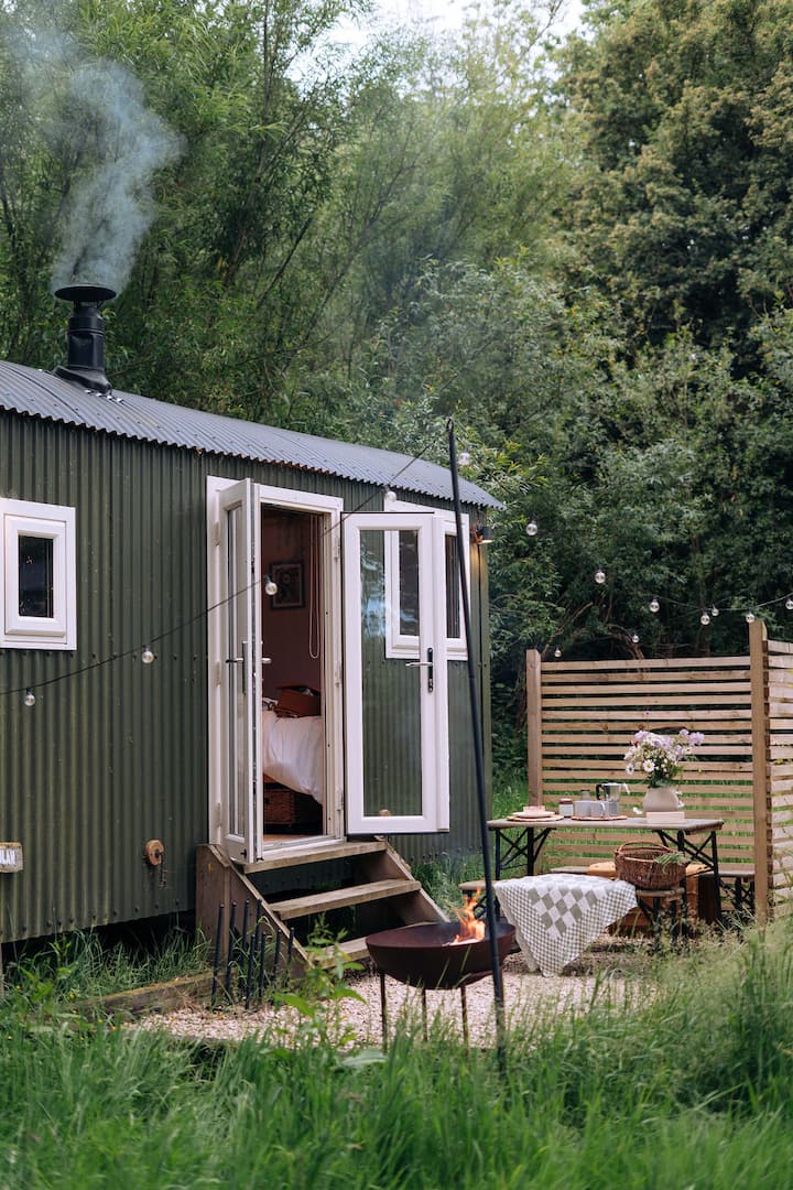 Stunning Shepherds Hut Set Within 10 Acres - Chippenham