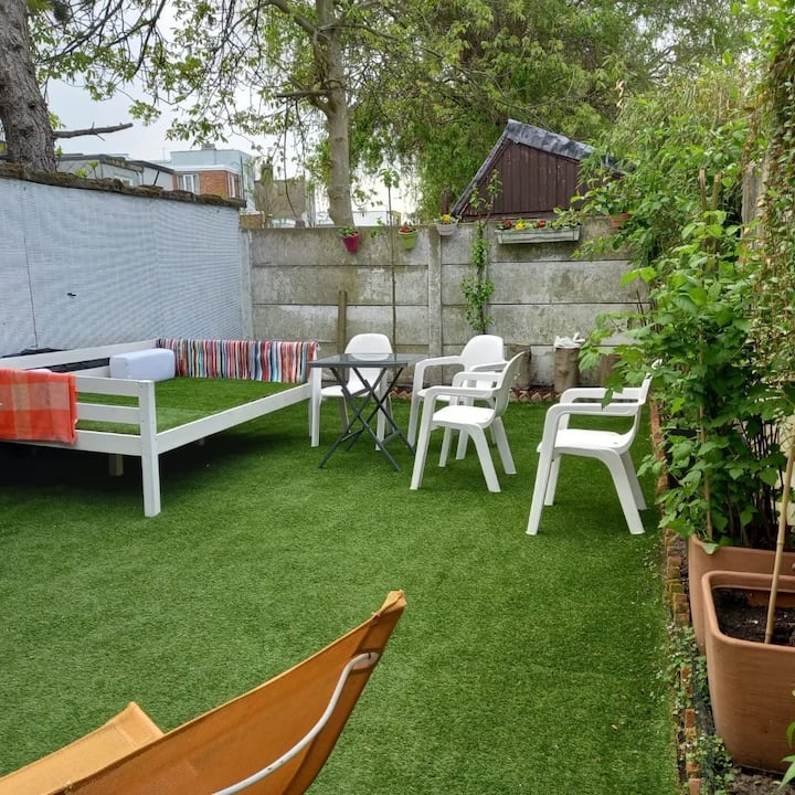 Private Parking In Front Of The Door, Play Garden - Zwijndrecht