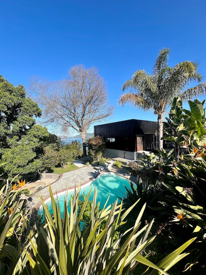 Contemporary Family Lagoon Facing Home - Knysna
