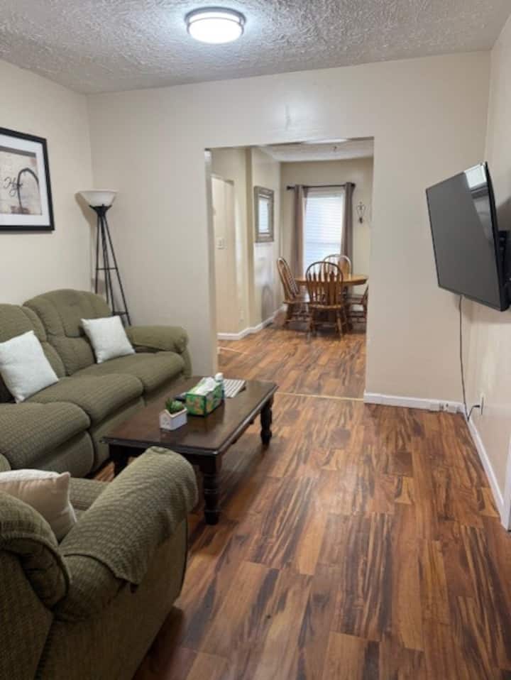 Home Away From Home 4 Bedroom & 2 Full Bathrooms - Toledo, OH