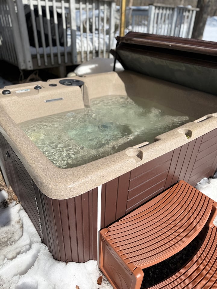 Quiet Guest Space With Hot Tub, Laundry, And Gym - Aurora, OH