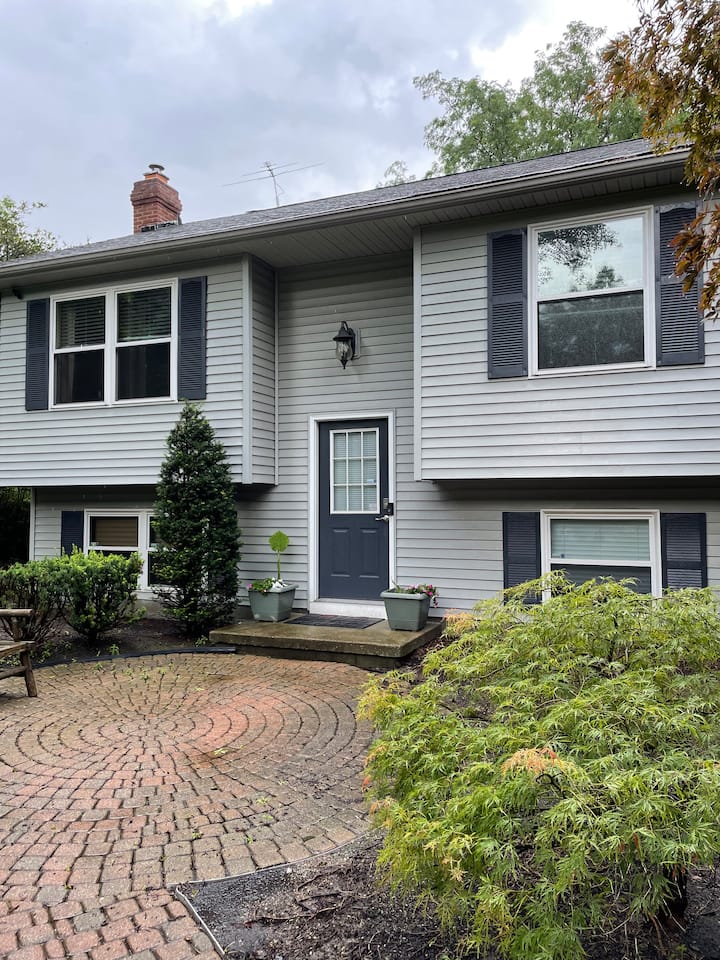 Quiet Guest Space With Hot Tub, Laundry, And Gym - Bainbridge, OH